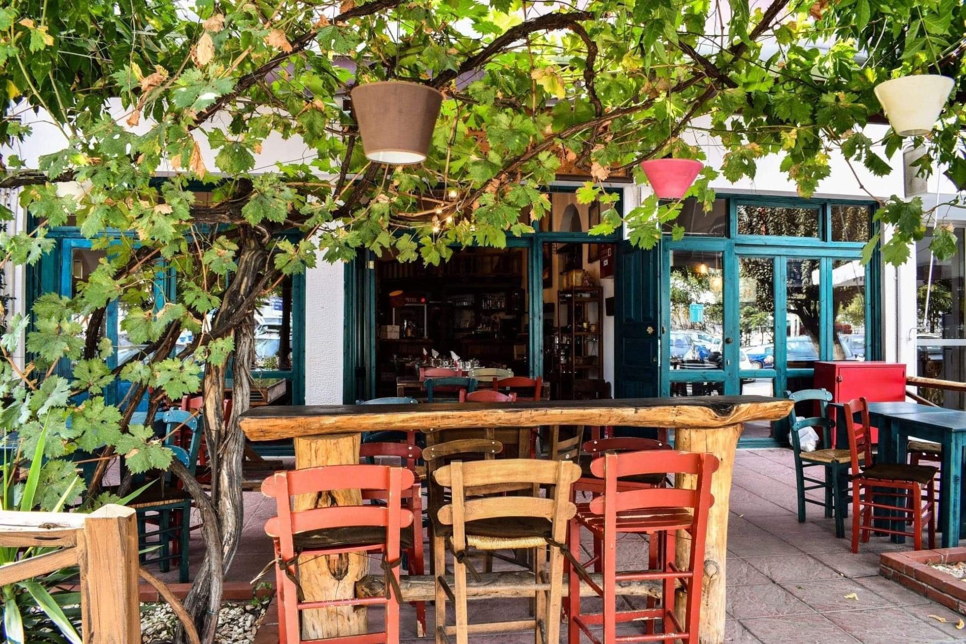 Οι ταβέρνες της πόλης με νόστιμο φαγητό και θεότρελο όνομα - exostis