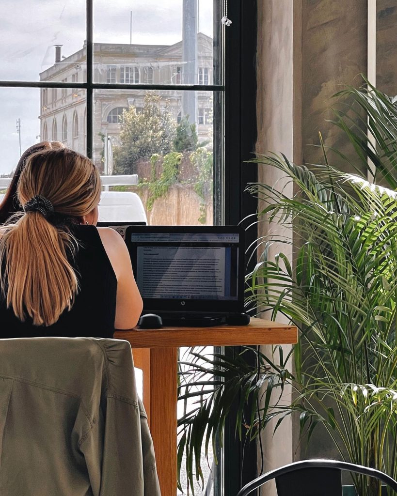 8 + 2 καφέ για διάβασμα στο κέντρο της Θεσσαλονίκης - exostis