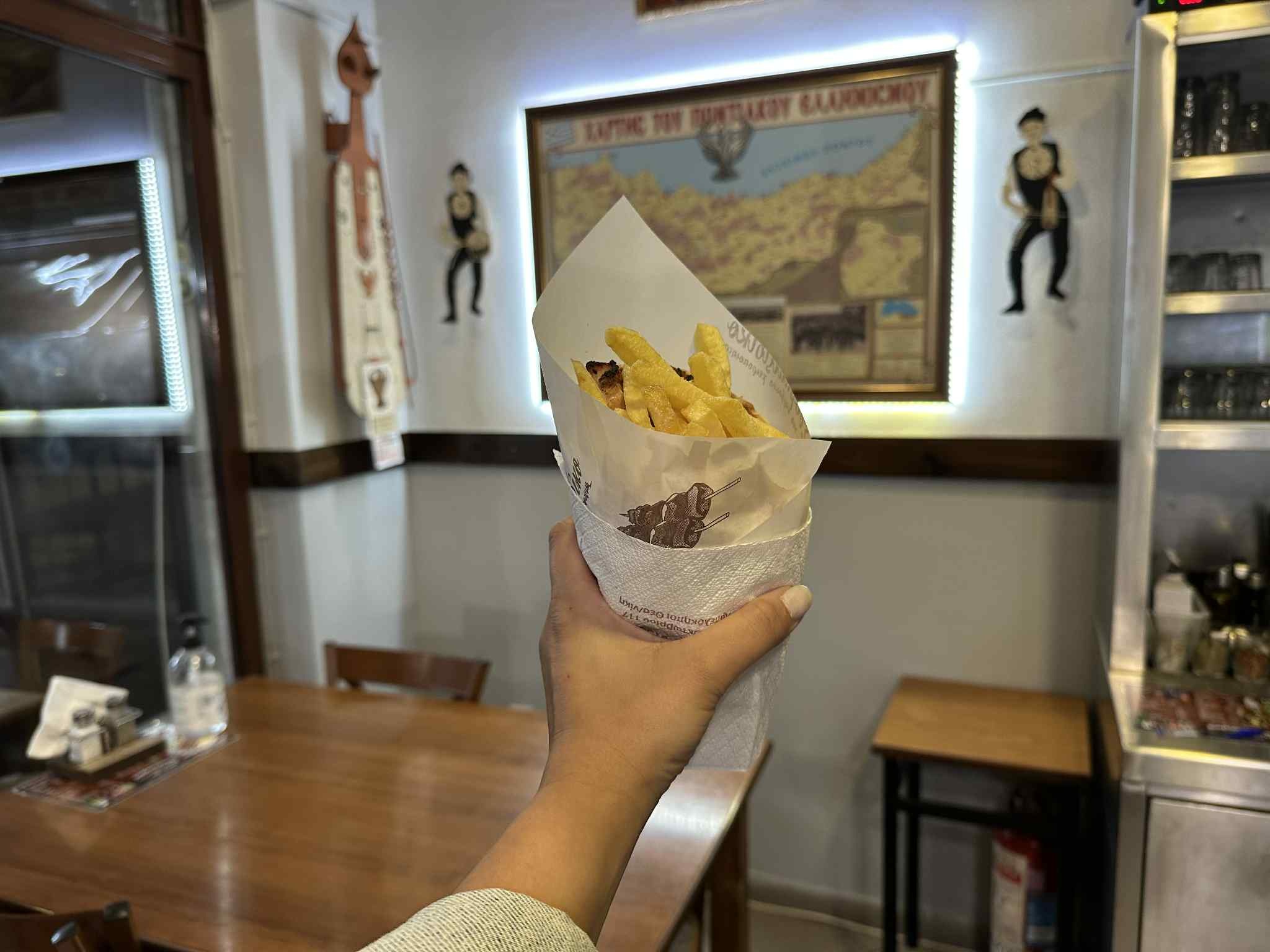 Το σουβλατζίδικο που εδώ και 14 χρόνια τρελαίνει τη δυτική Θεσσαλονίκη ...